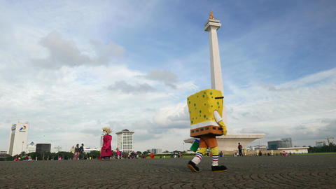 Beggar in SpongeBob SquarePants costume walk acro Live影片 8967956 ...